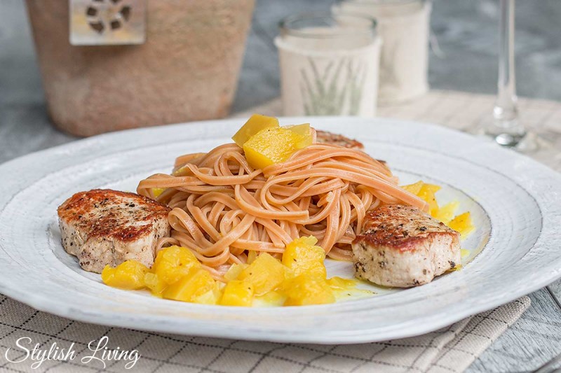 Schweinemedaillons mit Mango-Curry-Ragout und Chilispaghetti - Stylish ...